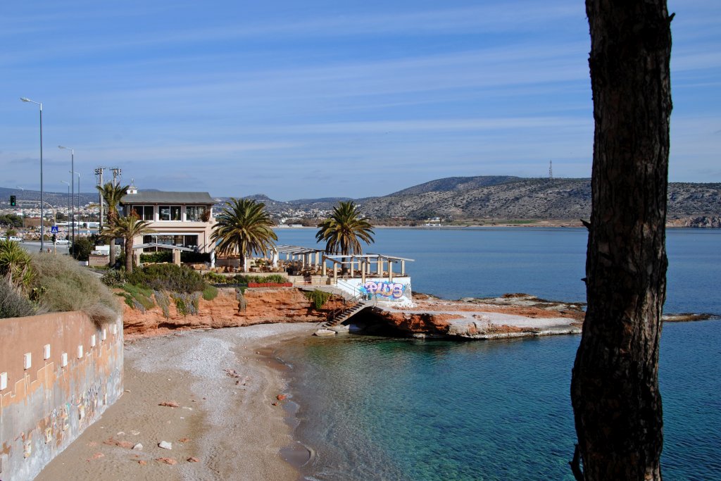 Η παραλία βρίσκεται δίπλα από το εστιατόριο Αλκυονίδες στη Βάρκιζα.